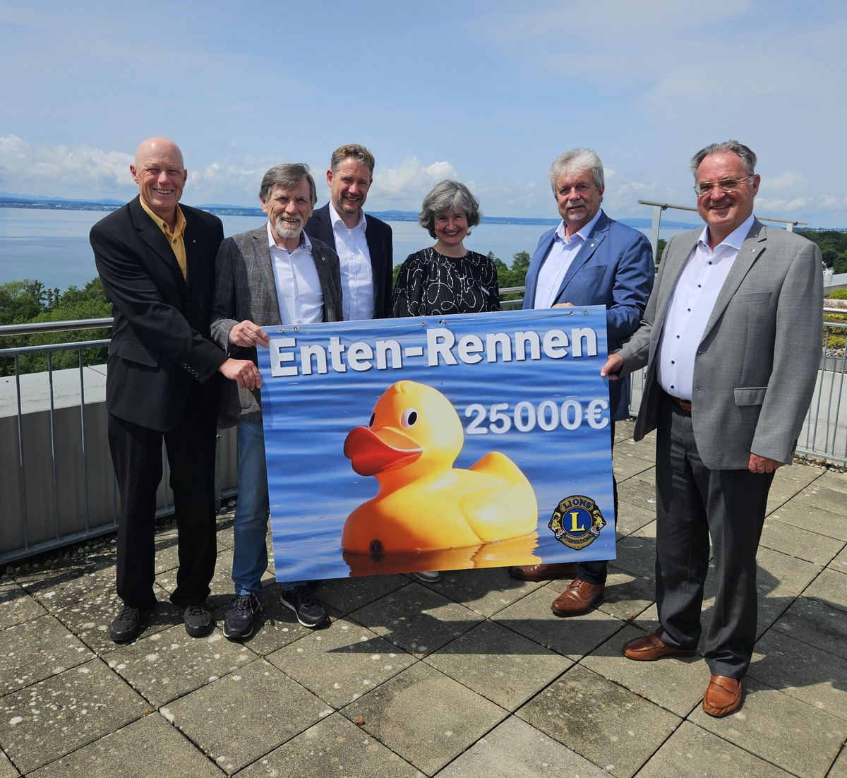 Gelbe Enten erschwimmen 25.000 Euro für Kinder und Familien